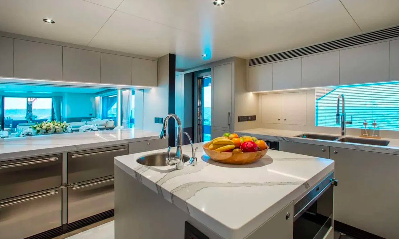 HORIZON 110 FREEDOM - Naples Nantucket Yacht Group