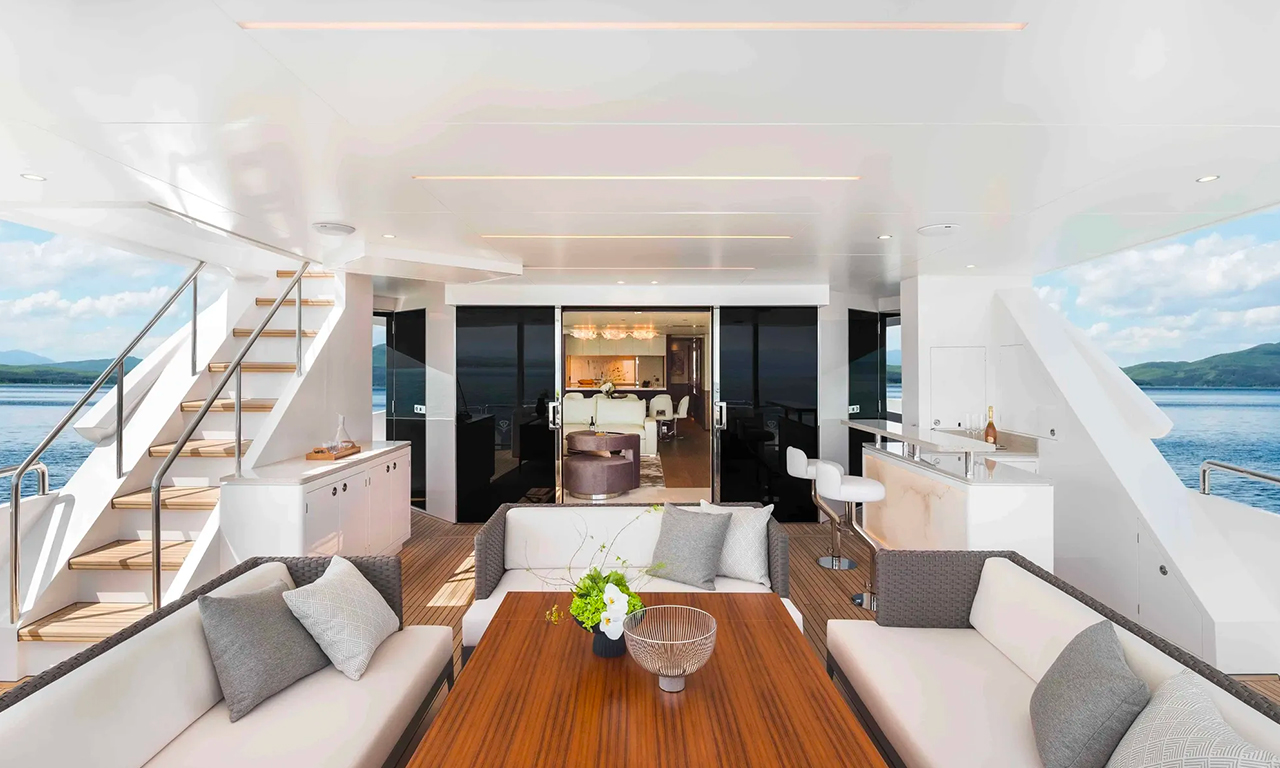 HORIZON 110 FREEDOM - Naples Nantucket Yacht Group