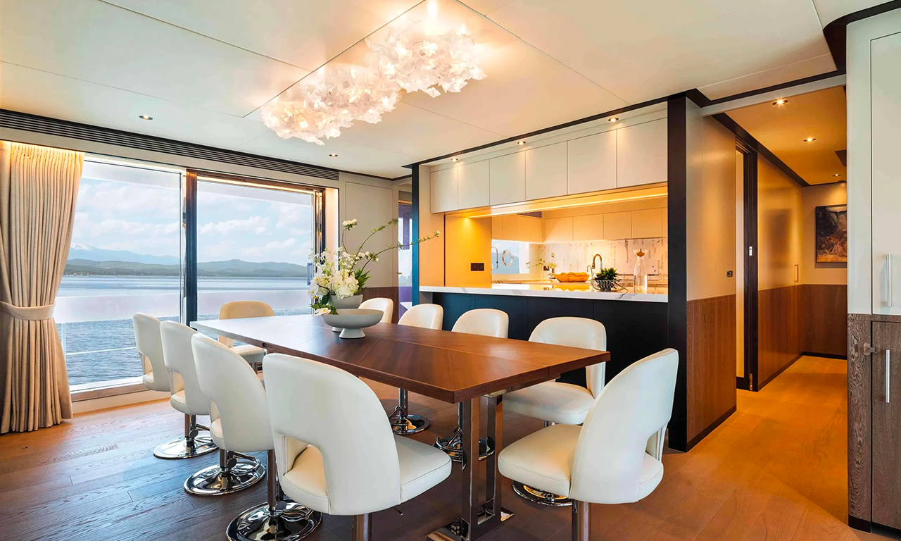 HORIZON 110 FREEDOM - Naples Nantucket Yacht Group